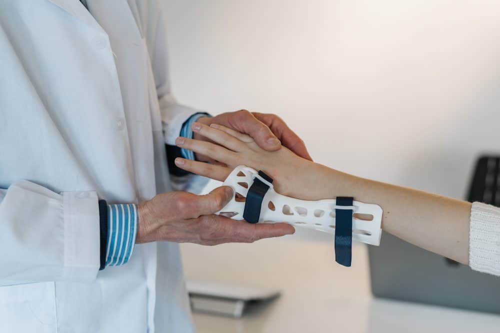 Recovering From Extensor Tendonitis | PhysioRoom Blog